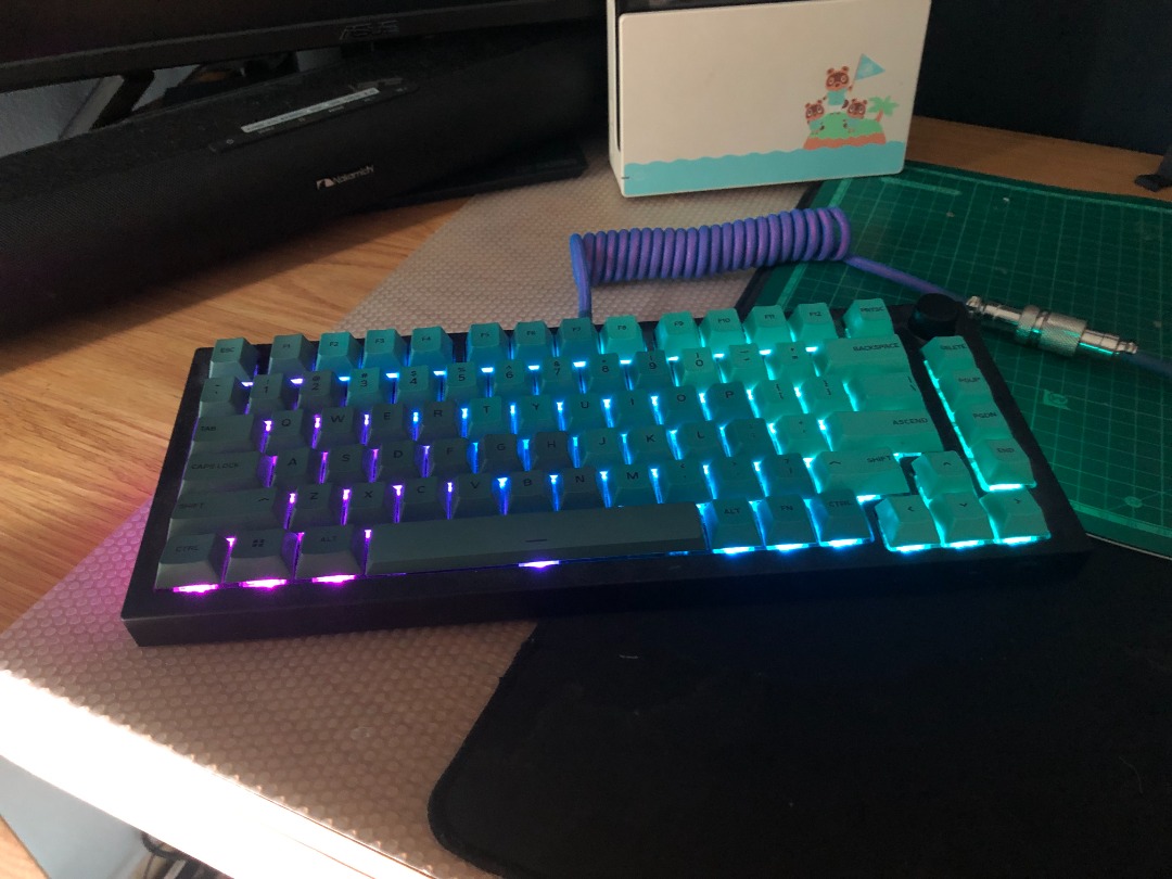 Gmmk Pro 75% keyboard with box jade switches and custom keycaps and a ...