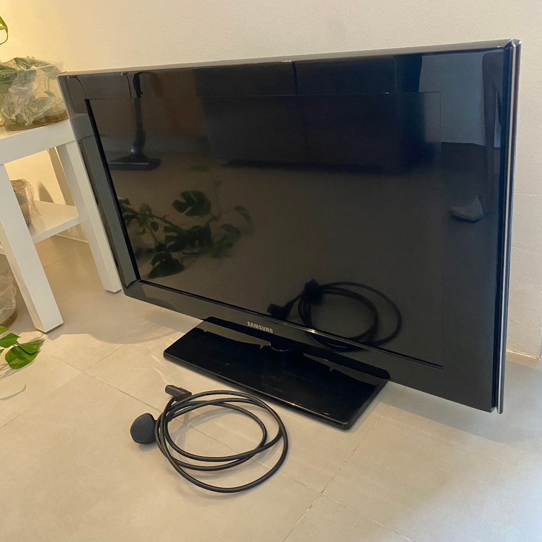 Samsung Flatscreen LCD TV (32 inch) - Model LA32A550P1R, TV & Home ...