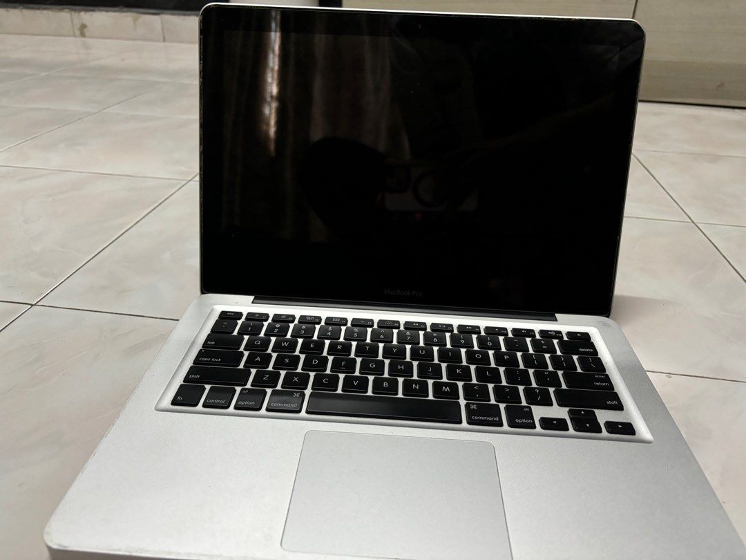 Macbook pro 2012 to let go. Can use as spare parts or and repair ...