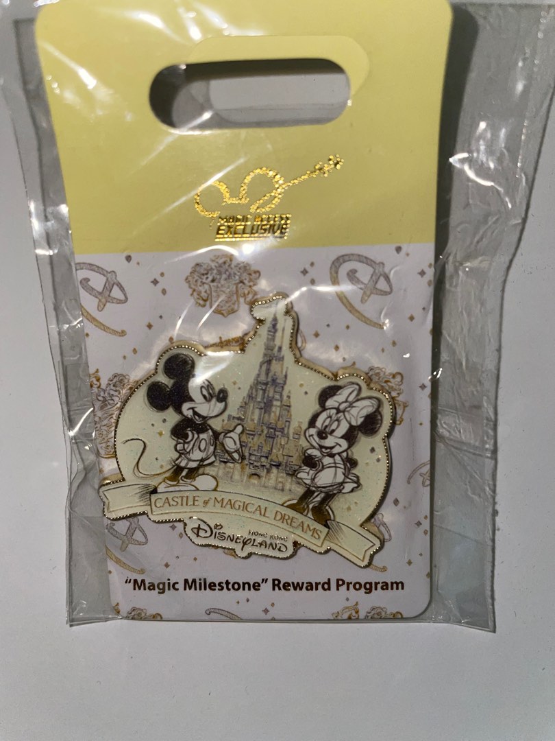 [Disney] magic access exclusive 香港迪士尼襟章 奇妙處處通徽章 三眼仔, 興趣及遊戲, 收藏品及紀念品, 宗教 ...