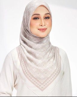 Tudung Ruffle Shimmer Shawl, Women's Fashion, Muslimah Fashion, Hijabs ...