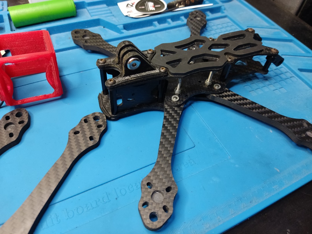 apex 5" fpv frame, Photography, Drones on Carousell