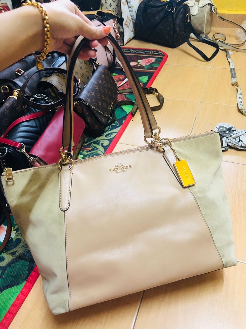 Hand beg coach, Luxury, Bags & Wallets on Carousell