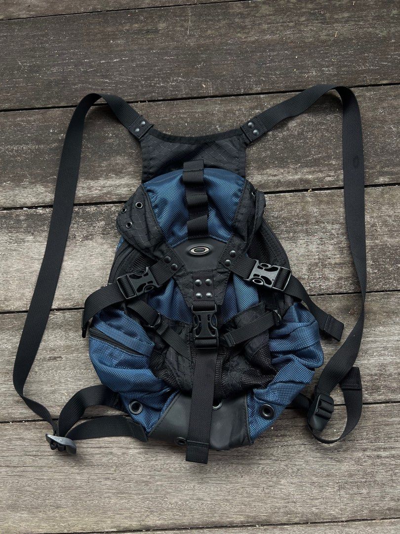 Oakley vtg mini icon 2.0, Men's Fashion, Bags, Backpacks on Carousell