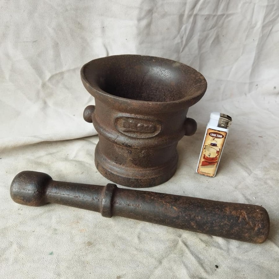 Pajangan Vintage Lumpang Dasco Besi Tebal, Antik, Pajangan di Carousell