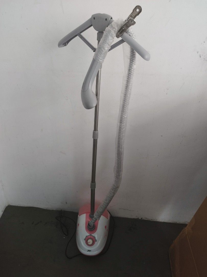 Steam iron Xma GS317D, TV & Home Appliances, Irons & Steamers on Carousell