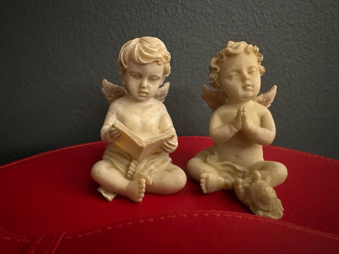 cherubs reading