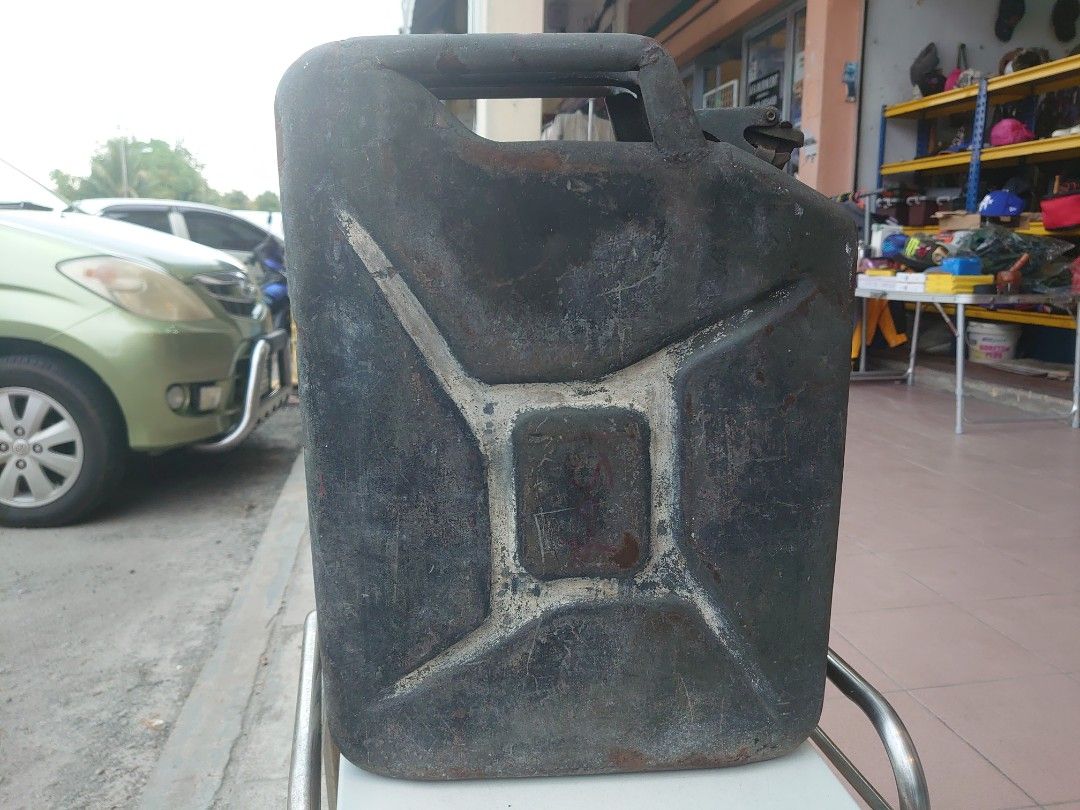 vintage s.e.m 1952 spare feul tank / tong minyak askar, Hobbies & Toys ...