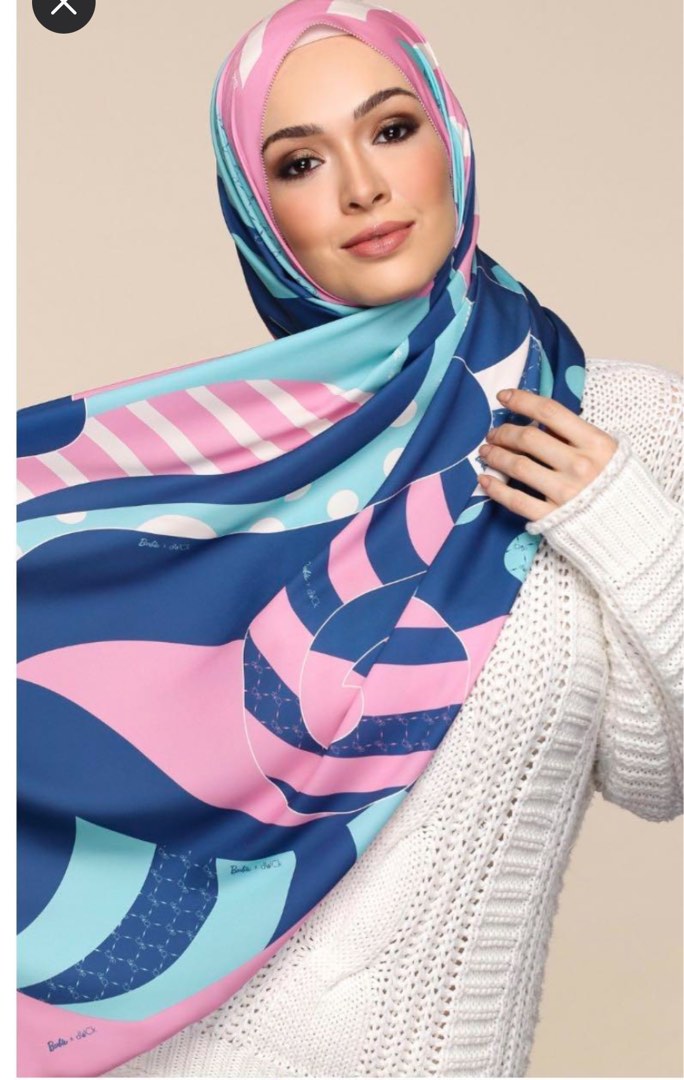 Duck x Barbie Groundbreaker Shawl, Women's Fashion, Muslimah Fashion ...