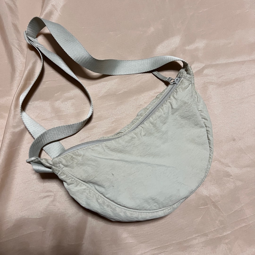 Original Uniqlo Dumpling Bag in Cream, Women's Fashion, Bags & Wallets ...