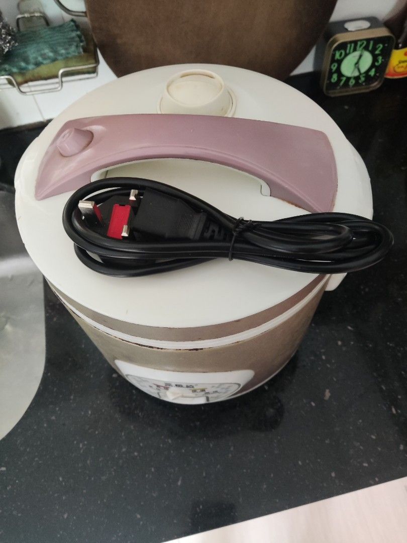 Rice cooker有快/慢制電飯煲with fast/slow switch, 2-8Cup自動保溫,運作正常. Auto Keep ...