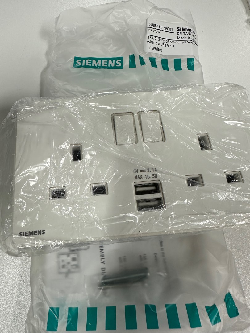 SIEMENS socket with 2 usb ports, 家庭電器, 轉插器及插頭 - Carousell
