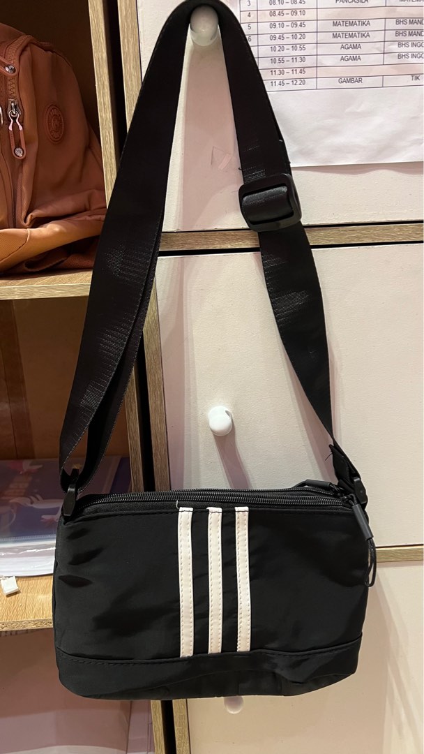 Tas sport 3 resleting, Fesyen Wanita, Tas & Dompet di Carousell