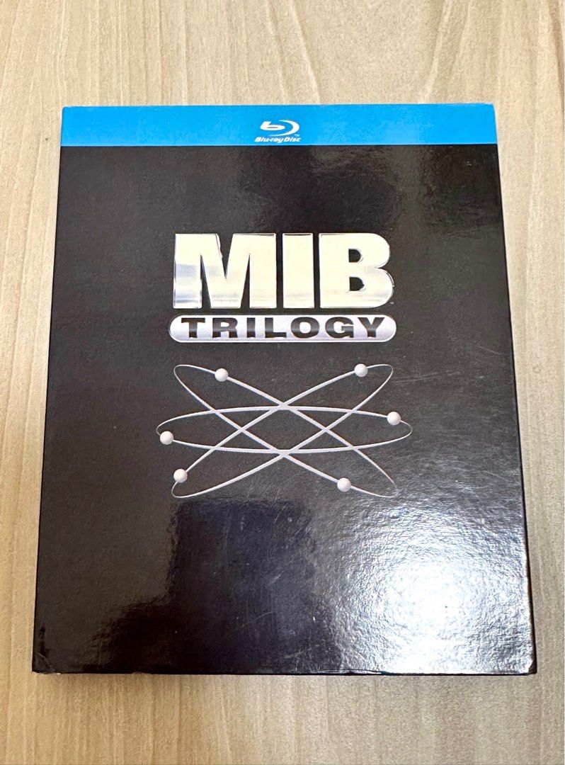 中古 Blu-ray MEN IN BLACK MIB TRILOGY 三部曲收藏版 連珍藏劇照當年廣告單張 MIB MIB2 MIB3 (注意所有狀況請參見post內相片), 家庭電器 ...