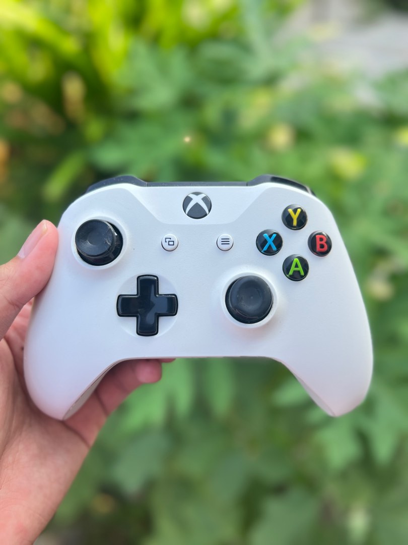 Original Xbox One Controller with Rechagreable Battery, Video Gaming ...