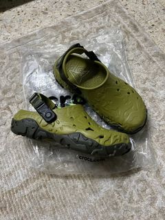 CROCS CLASSIC JUJUTSU KAISEN GOJO, Men's Fashion, Footwear, Flipflops ...