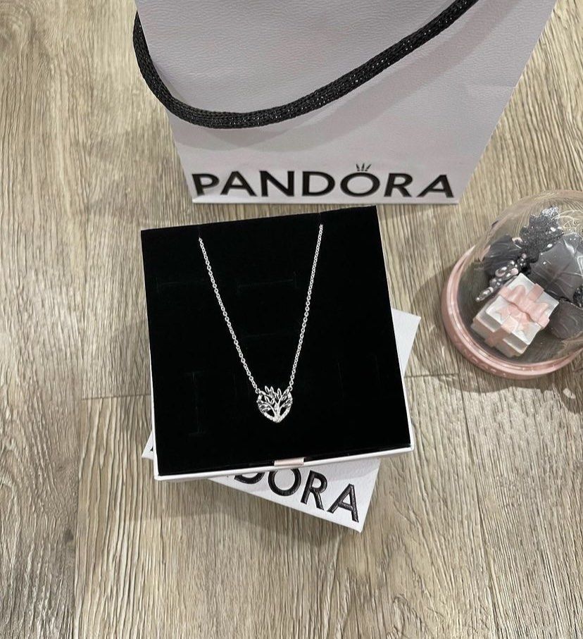 SALE PANDORA HEART FAMILY TREE COLLIER NECKLACE Women s Fashion Jewelry Organizers Necklaces on Carousell