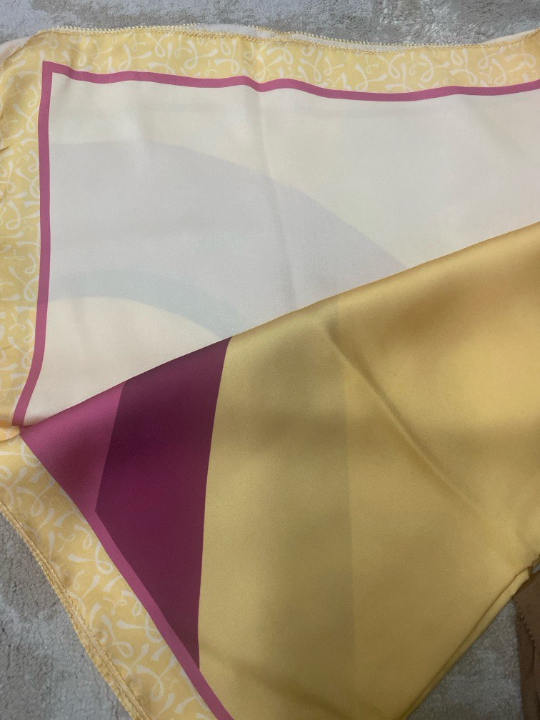 duck shawl, Women's Fashion, Muslimah Fashion, Hijabs on Carousell