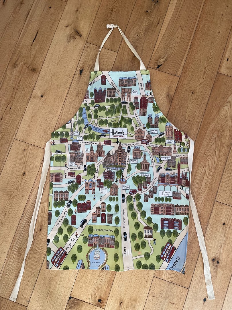 Harrods apron pvc, 名牌, 飾物及配件 - Carousell