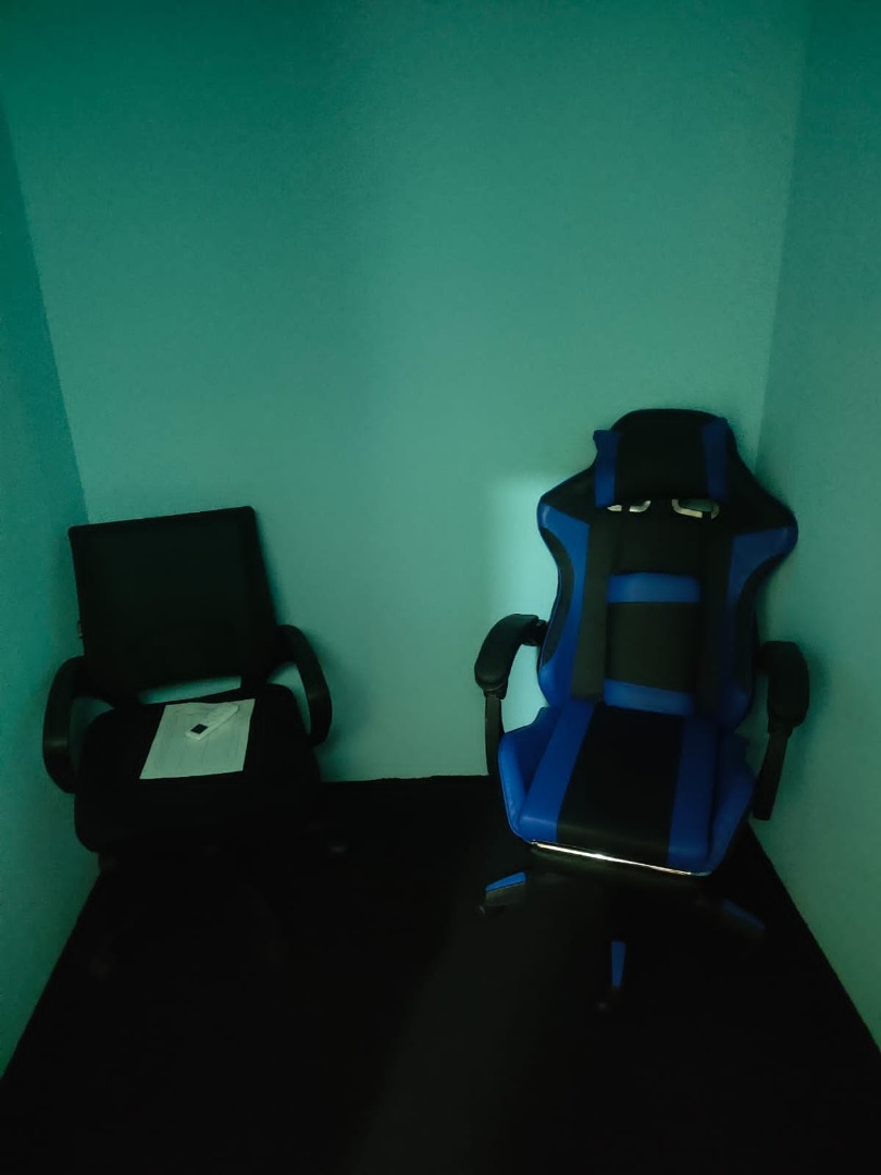 Kursi gaming biru hitam, Perabotan Rumah di Carousell