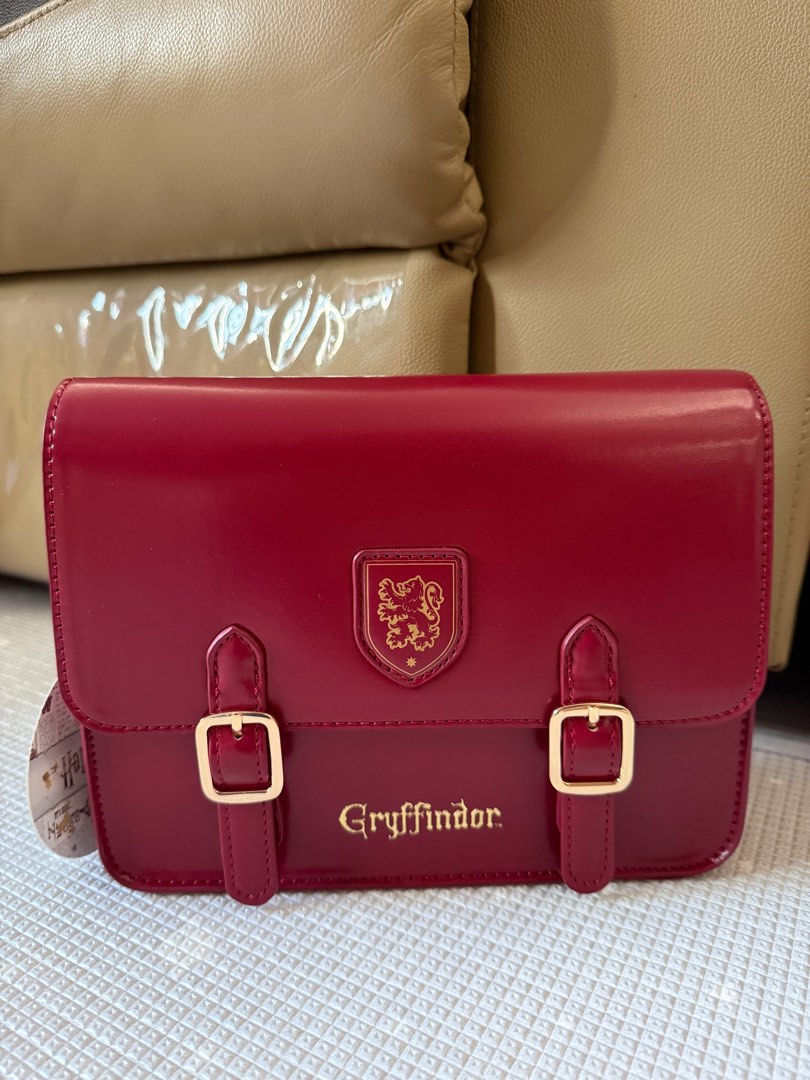 Miniso x Harry Potter Gryffindor 斜孭袋, 名牌, 手袋及銀包 - Carousell