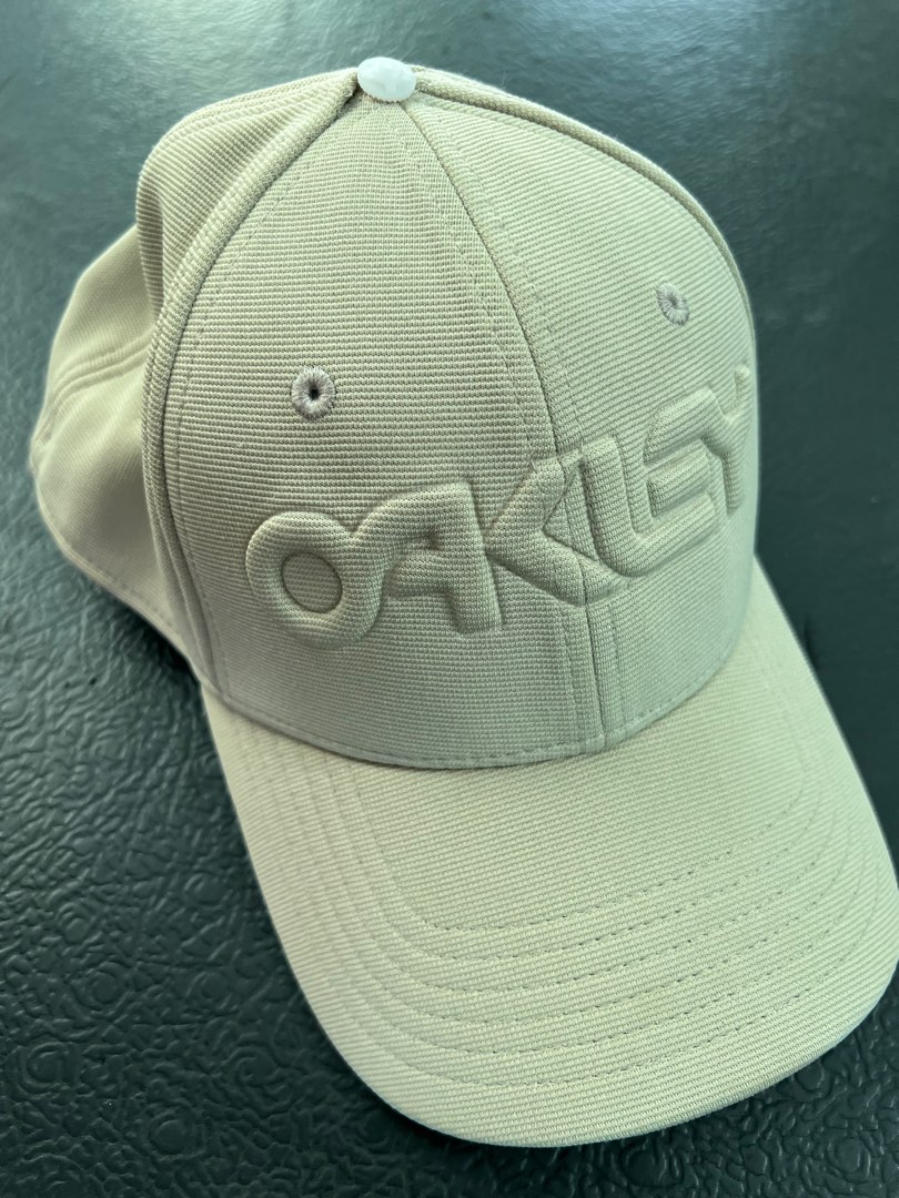 Oakley Cap, Men's Fashion, Watches & Accessories, Caps & Hats on Carousell