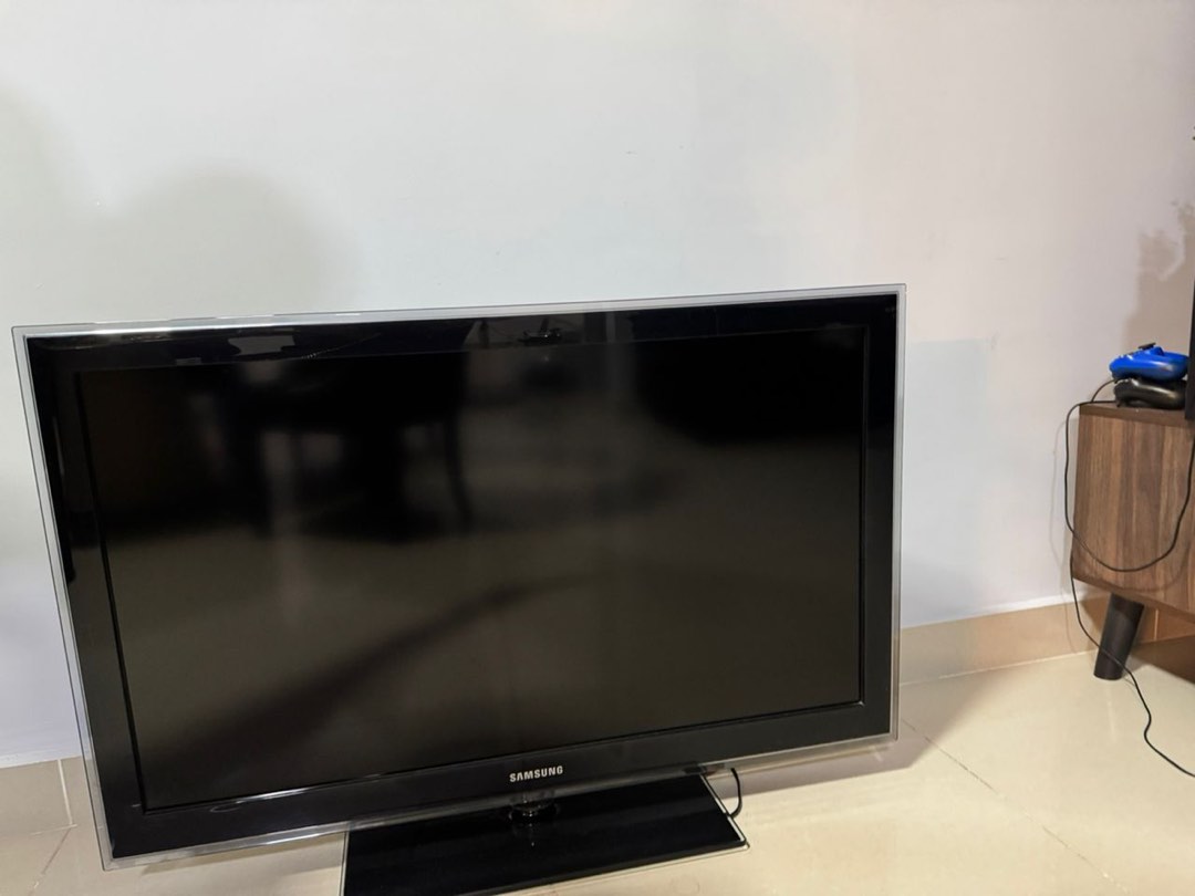 Samsung Full HD TV 40 inch. Swivel Base, TV & Home Appliances, TV ...