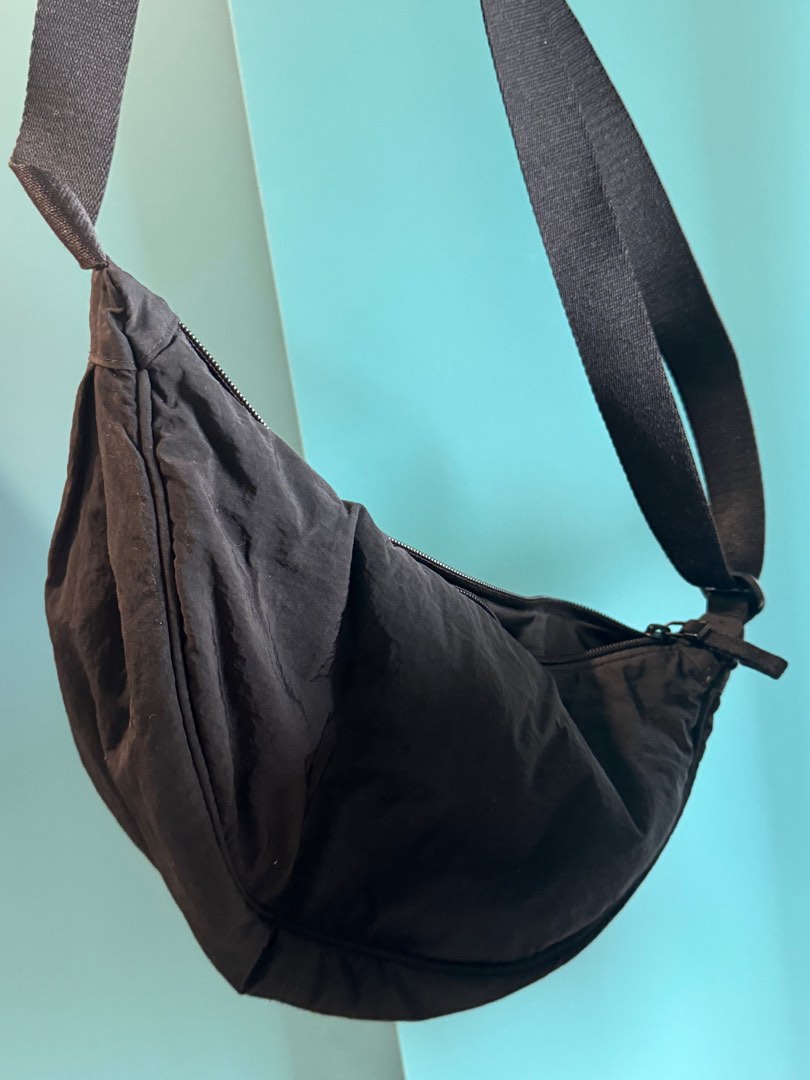 Authentic Uniqlo Dumpling Bag Black, Women's Fashion, Bags & Wallets ...