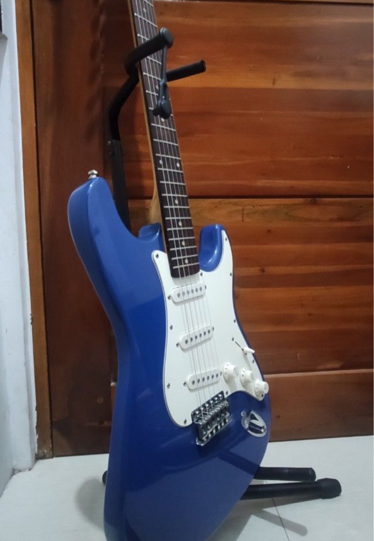 RJ Skycaster Guitar, Hobbies & Toys, Music & Media, Musical Instruments ...