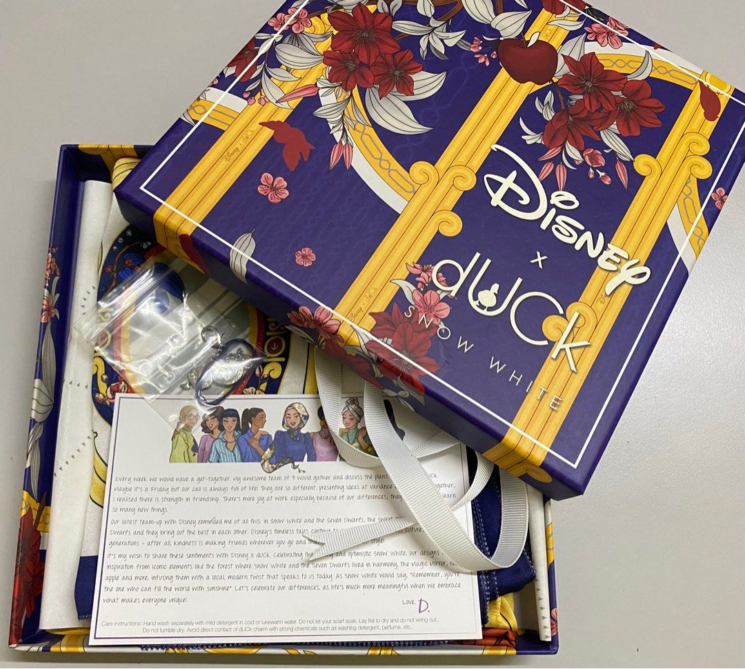 Disney x dUCk- Snow White Shawl in Magic Mirror, Women's Fashion ...