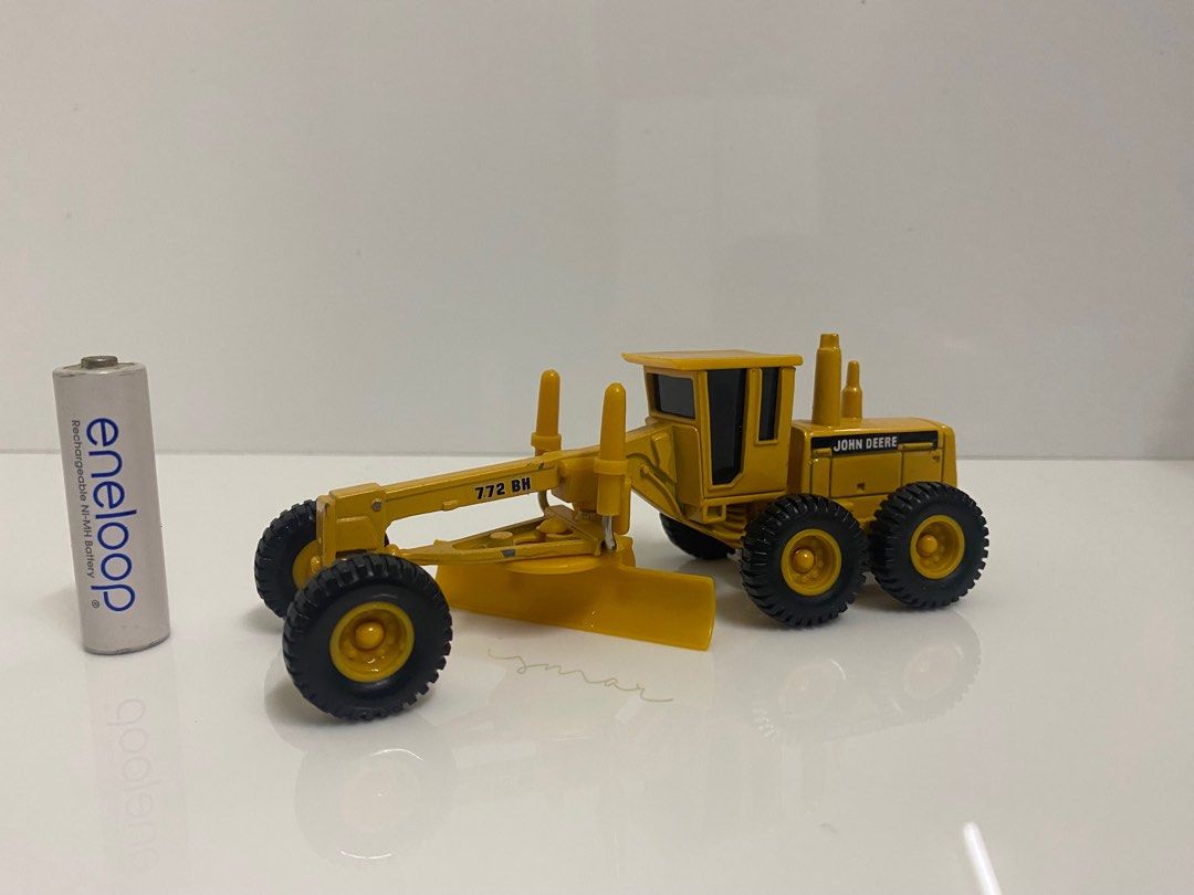 motor grader 1/64, Hobbies & Toys, Toys & Games on Carousell