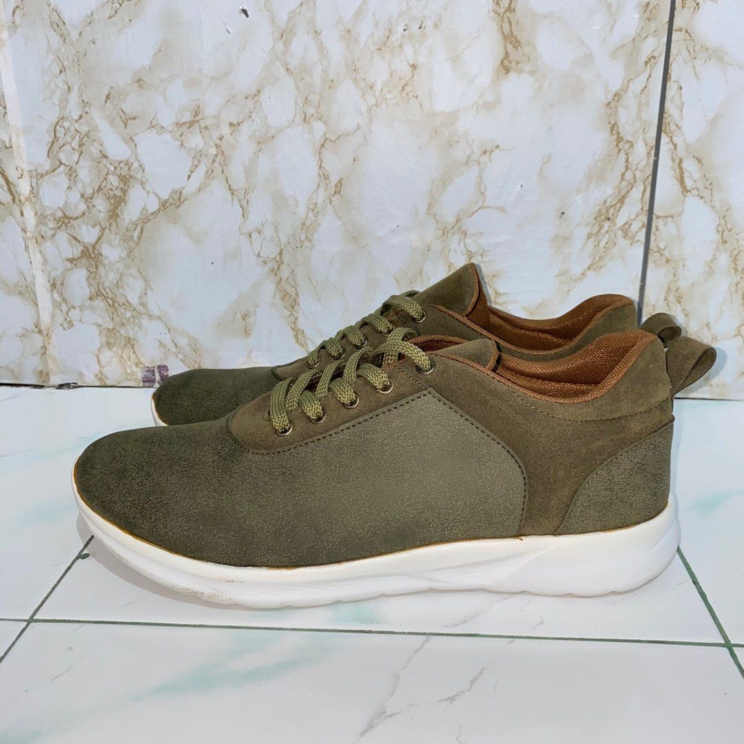 Sepatu Sneakers Pria Yongki Komaladi Ukuran 43 Warna Hijau Lumut ...