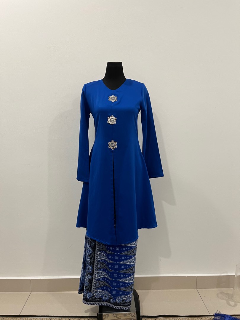 Baju kurung biru, Women's Fashion, Muslimah Fashion, Baju Kurung & sets ...
