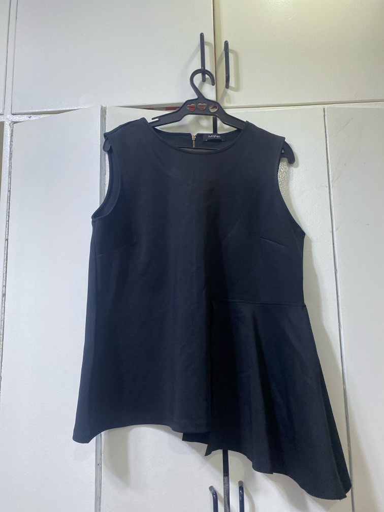 BLACK DIAGONAL CUT SLEEVELESS TOP, Women's Fashion, Tops, Sleeveless on ...