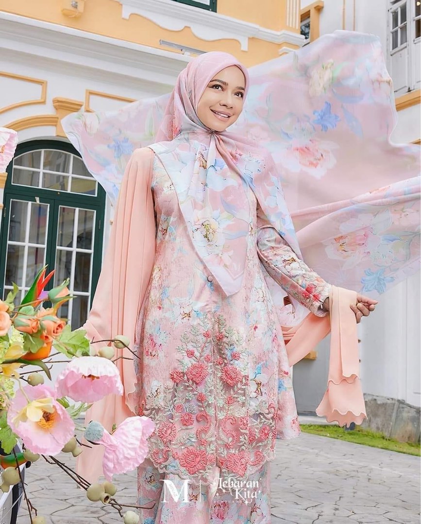 Kebaya suri minaz, Women's Fashion, Muslimah Fashion, Baju Kurung ...
