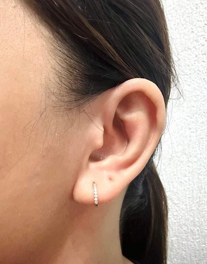 8mm Earloop with Russian Stone in 18Karat Saudi Gold, Women's Fashion ...