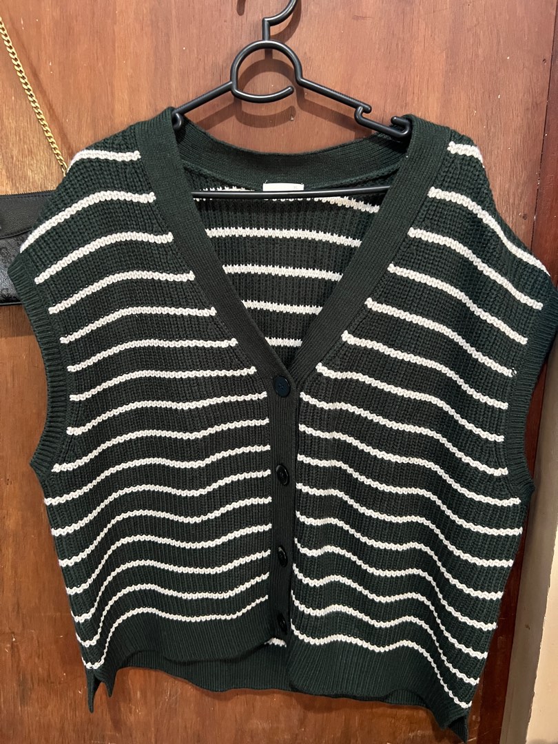 GU knitted vest, Women's Fashion, Tops, Others Tops on Carousell