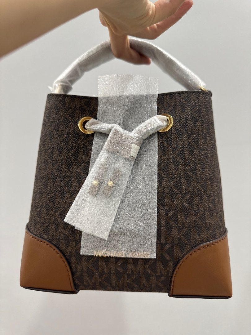 100% authentic MK Mercer bucket bag new with tag, Women's Fashion, Bags & Wallets, Cross-body ...