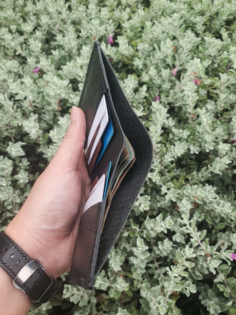 The Storm - A classic vertical bifold wallet with a twist, Hobbies ...