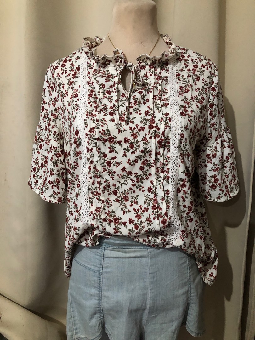 dainty top, Women's Fashion, Tops, Blouses on Carousell