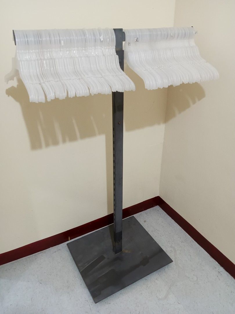 OLD NAVY MALL PULL OUT T-rack HEAVY DUTY HANGER RACK / HANGRACK ...