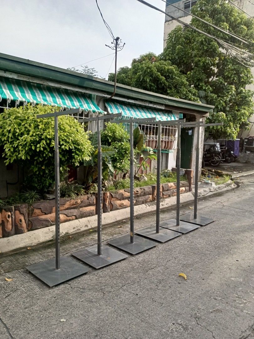 OLD NAVY MALL PULL OUT T-rack HEAVY DUTY HANGER RACK / HANGRACK ...