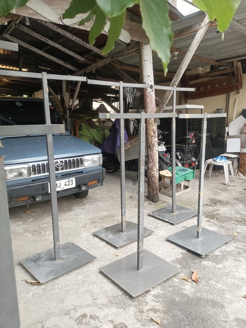 OLD NAVY MALL PULL OUT T-rack HEAVY DUTY HANGER RACK / HANGRACK ...