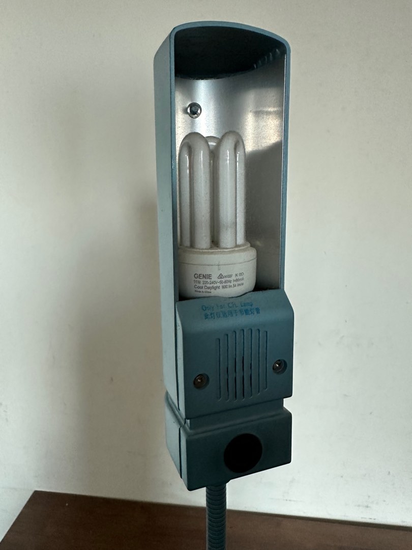 Philips reading lamp 坐枱閱讀燈, 傢俬＆家居, 燈飾及風扇, 燈飾 - Carousell