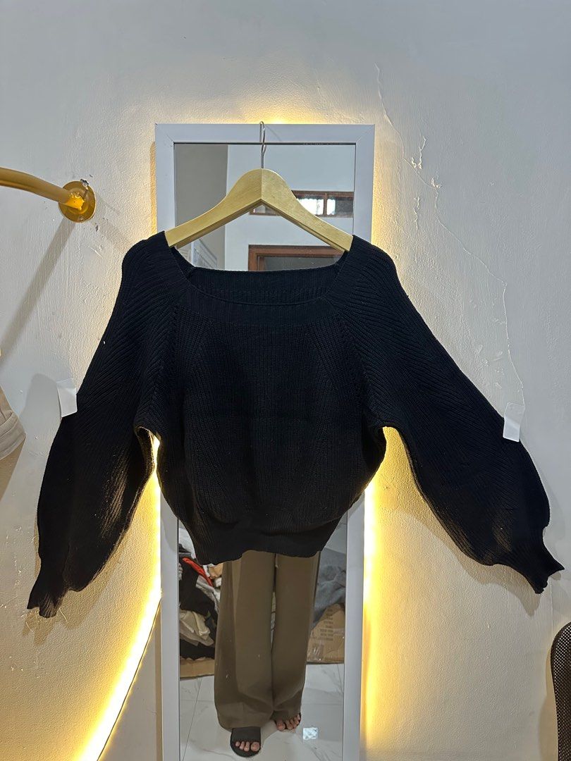 Sabrina Top tangan Ngebalo hitam pekat bahan kutub adem tebal yaa . Co ...