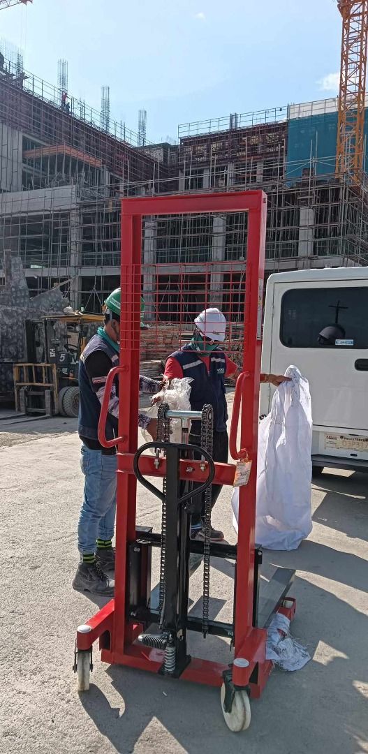 1 tons and 1.6 meters height manual stacker ready to pick up ...