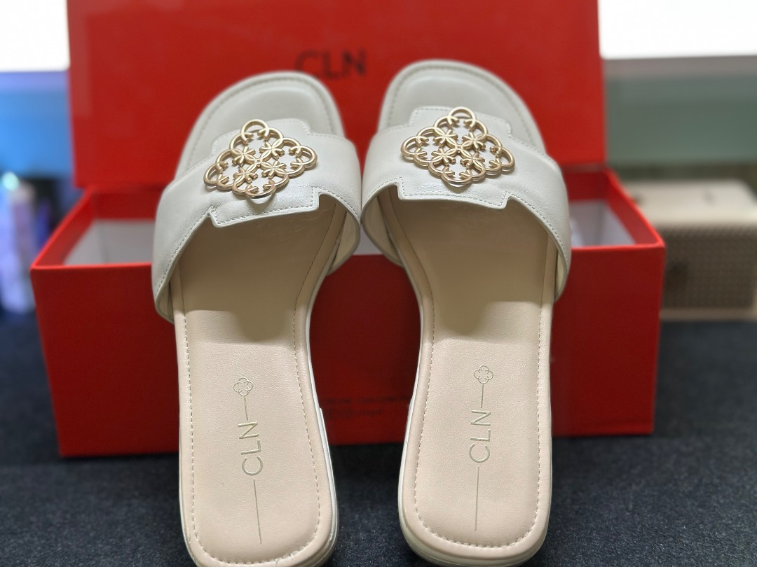 CLN VENTURA SLIDES, Women's Fashion, Footwear, Slippers and slides on ...