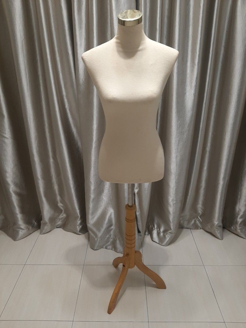 Female Mannequin Statue, Looking For on Carousell