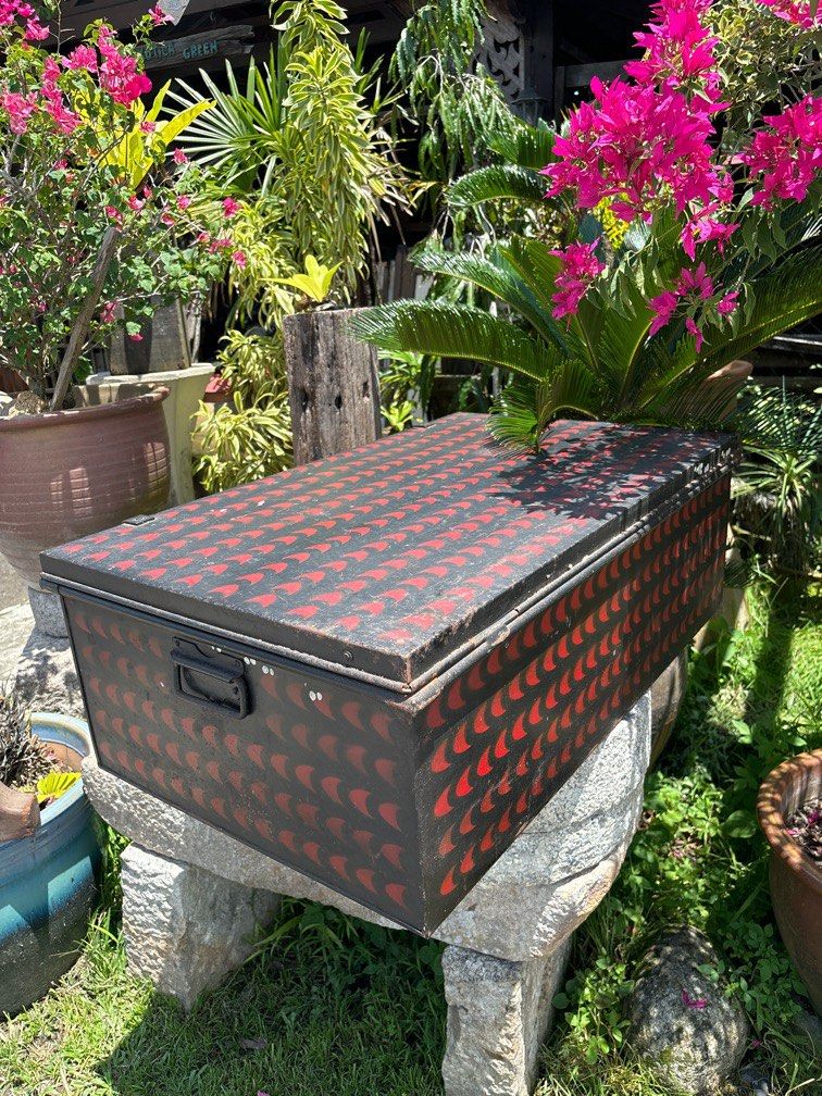 Vintage large metal trunk ( about 33.5 x 21 x 11.25 / 85 x 53 x 28.5 cm ...