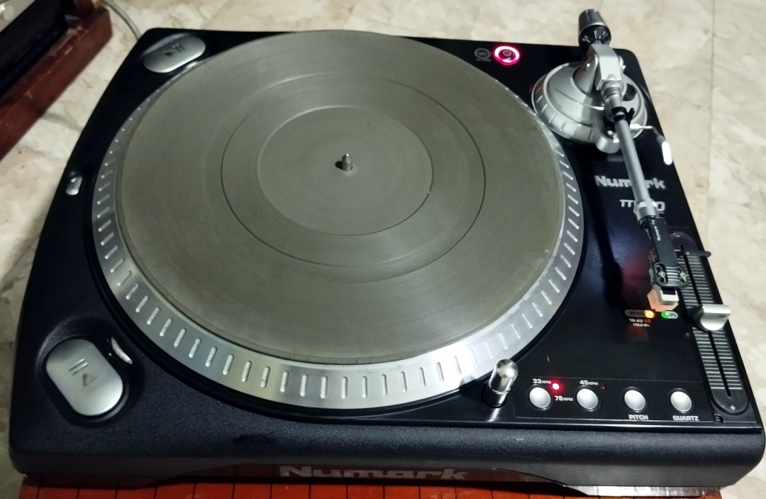 Numark TT500 Professional Quartz or manual Direct-drive Ultra Hi-Torque ...